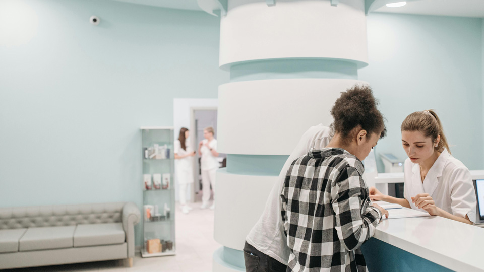100% Optical launches survey on eye care accessibility